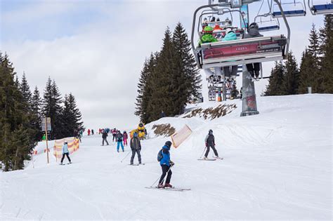 스키 슬로프와 스키 리프트에서 스키어와 스노우 보더 사람들은 스키 리조트에서 휴식을 취하십시오 건강한 생활방식에 대한 스톡 사진