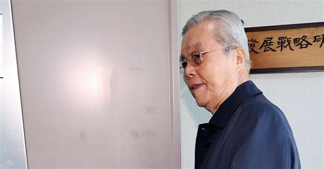 이준석·금태섭과 3자 회동 마치고 사무실 복귀하는 김종인