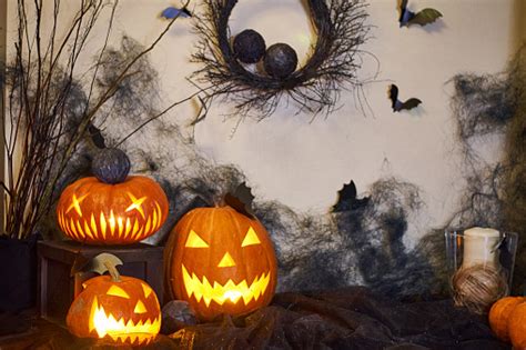 할로윈 귀여운 소녀는 마법의 지팡이와 마녀를 입고 호박과 거미줄 10월에 대한 스톡 사진 및 기타 이미지 10월 가을 검은색 Istock