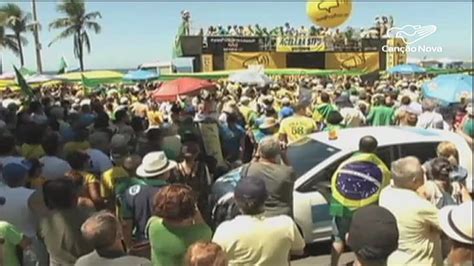 Brasileiros Protestam Em Favor Da Lava Jato