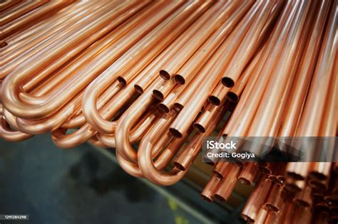 현대 의 대벡터 형 라디에이터 제품 창고제조 부품으로 산업 기업에서 특수 장비에 구부러진 구리 파이프의 섹션 0명에 대한 스톡 사진 및 기타 이미지 Istock