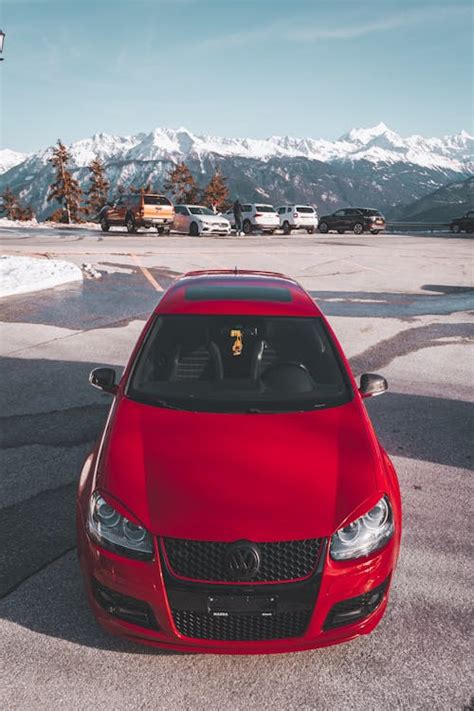 겨울 겨울 풍경 경치 경치가 좋은 고층 주차장 관광지 교통 나무 눈 눈이 내리는 눈이 덮여 로드 트립 맑은 날씨 맑은 하늘 모험 발레 빨간 산