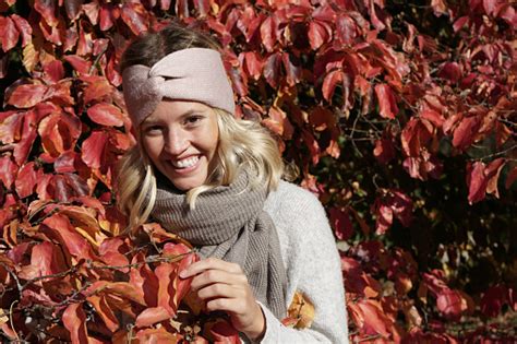 가을 장면에서 머리띠를 가진 예쁜 여자가 카메라로 웃는다 가을에 대한 스톡 사진 및 기타 이미지 가을 건강한 생활방식 계절 Istock