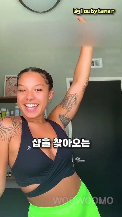 뭔가를 보고 기뻐하며 놀라는 사람들 Youtube