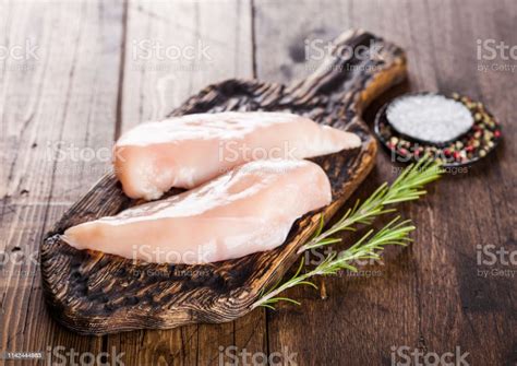 신선한 원시 유기농 치킨 필렛 유 방 향신료와 나무 배경에 허브와 빈티지 나무 보드에 가금류에 대한 스톡 사진 및 기타 이미지 가금류 고기 껍질이 없는 것 Istock