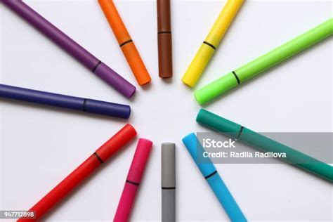 컬러 펜입니다 흰색 배경에 고립 된 색깔 펜으로 더미 컬러 배경 텍스처 펠트 펜 활동입니다 아이 들 학교 재미 시간 학생 들은 시간을 그림입니다 학교 용품입니다 공급을