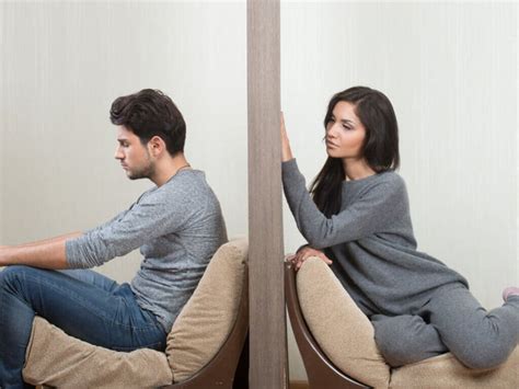 7 Things Emotionally Unavailable Men Do In A Relationship