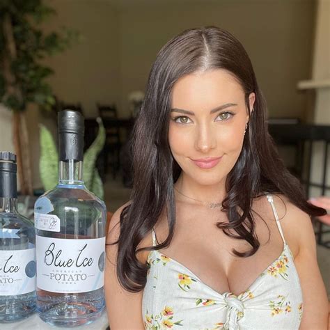 Erin Olash Instagram Star Age Birthday Bio Facts Family Net Worth Height More