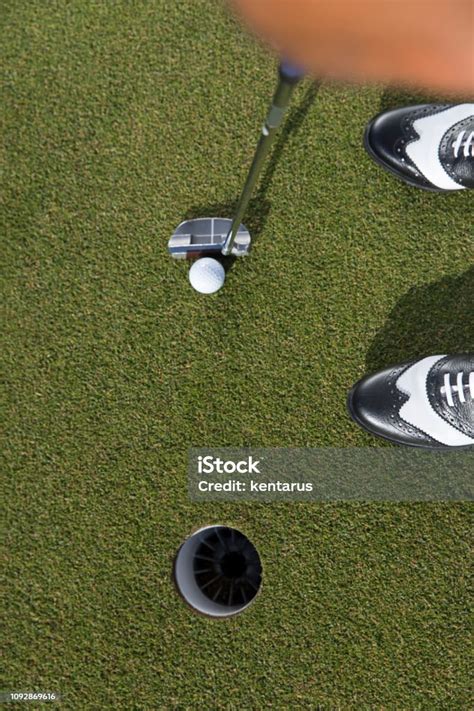 골프 골프 볼골프 링크구멍 근처 퍼 팅 골프 플레이어 닫기 골프에 대한 스톡 사진 및 기타 이미지 골프 골프 선수 골프