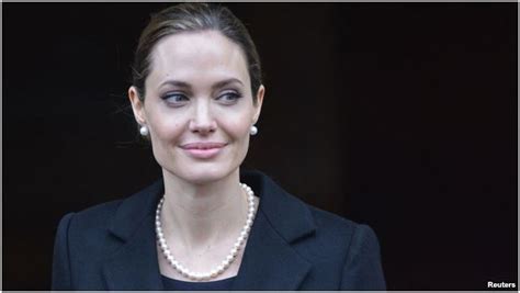 و أنجلينا جولي تستأصل ثدييها وقايةً من السرطان