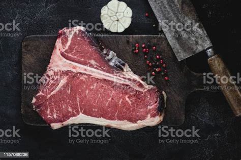 빈티지 도마에 T뼈 스테이크 원시 건조 숙성 쇠고기 0명에 대한 스톡 사진 및 기타 이미지 0명 갈비 음식 건조한 Istock