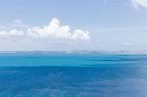 青く透き通った沖縄の海ぱくたそフリー写真素材