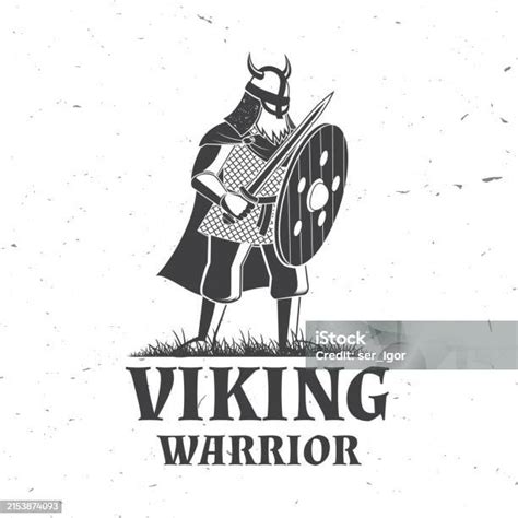 바이킹 전사 로고 배지 스티커 벡터 일러스트 레이 션입니다 엠블럼 라벨 및 패치용 전투 검과 둥근 방패를 가진 헬멧을 쓴 흑백 스타일의 바이킹 0명에 대한 스톡 벡터 아트