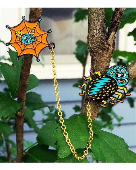 Old Web Ass Chained Collar Pin Set