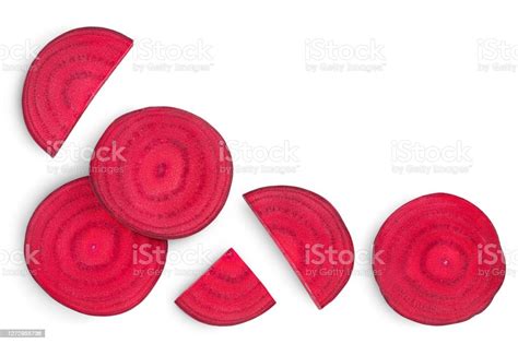 잘라내면 경로와 전체 심도의 필드 깊이가 있는 흰색 배경에서 분리된 비트 뿌리 조각 텍스트에 대한 복사 공간이 있는 상단 보기입니다 플랫 레이 농업에 대한 스톡 사진 및