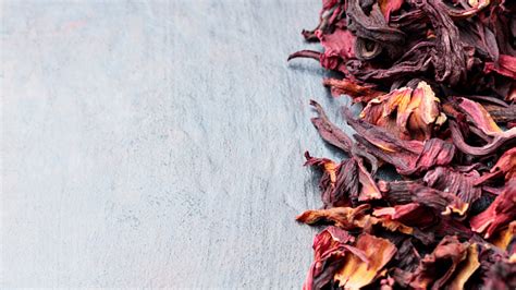 꽃 빨간 히비스커스 차 어두운 배경에 마른 히비스커스 꽃잎 카르케이드 레드 티 향기로운 히비스커스 차 맨 위 보기입니다 복사 공간 건강관리와 의술에 대한 스톡 사진 및 기타