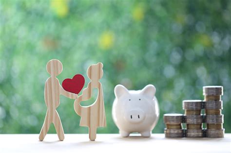 돼지 저금통과 동전 돈 더미와 함께 하트 모양을 들고 사랑 커플 미래와 가족 금융 개념에 준비하기위한 돈을 절약 0명에 대한 스톡 사진 및 기타 이미지 Istock