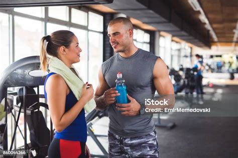 디딜 방 아에 운동 하 고 의사 소통에서 휴식 하는 젊은 이들이 2명에 대한 스톡 사진 및 기타 이미지 2명 건강한 생활방식 걷기 Istock