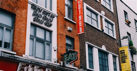 간판 거리 사진 거리 풍경 건물 외관 건물 외장 건축 고전적인 디자인 공공 장소 광고하는 네온 네온 간판 네온 불빛 다이너의 미학 더블린 도시