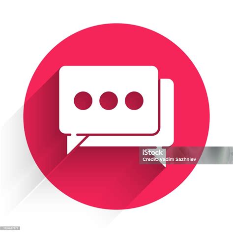 긴 그림자로 격리 된 흰색 음성 거품 채팅 아이콘입니다 메시지 아이콘입니다 통신 또는 댓글 채팅 기호입니다 빨간색 원 버튼입니다 벡터 일러스트레이션 긴에 대한 스톡 벡터