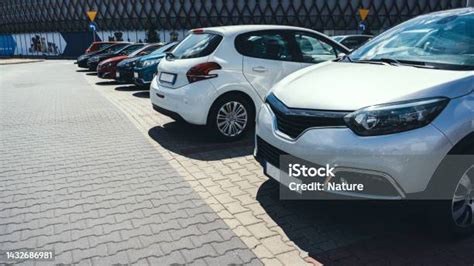 주차 차량 빈 도로 아스팔트 배경 지하 도시 차고에있는 주차장 주차 공간 내부 지하 주차장 사무실에 대한 스톡 사진 및 기타 이미지 Istock