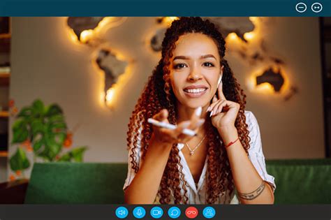 젊은 아프리카 계 미국인 여성의 헤드 샷 초상화 스크린 보기는 친구 또는 친척과의 화상 통화에 집 토크에 앉아 25 29세에