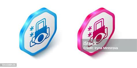 흰색 배경에서 격리된 Isometric 사이버 보안 아이콘입니다 디지털 회로 기판의 폐쇄 된 자물쇠 안전 개념 디지털 데이터 보호 육각 버튼 벡터 3차원 형태에 대한 스톡