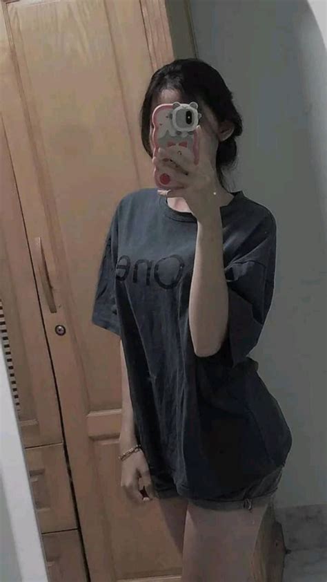 Foto Gadis Cantik Selfie Di Depan Cermin