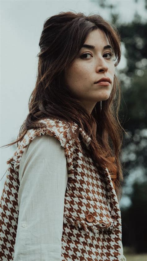 갈색 머리 긴 머리 꽃 머리띠 수직 쐈어 앉아 있는 얼굴 여성 패션 사진 포즈를 취하는에 관한 무료 스톡 사진