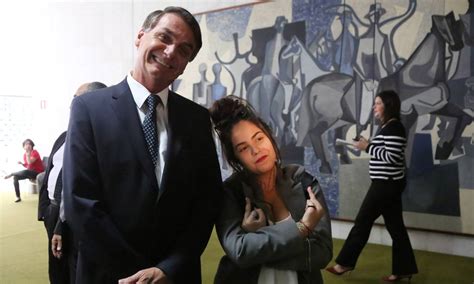 Bolsonaro Posa Para Foto E Sorri Enquanto Estudante Faz Gesto Obsceno