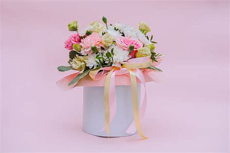 꽃꽃다발 장미 유칼립투스 데이지 둥근 상자 모자에 모란 발렌타인 데이 어머니의 날 결혼식 생일을위한 꽃의 구성 선물 꽃병 0명에