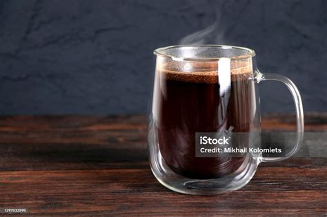 나무 테이블에 검은 커피와 커피 콩 한 잔 커피 한 잔 공간을 복사합니다 모닝 커피 복사 공간 0명에 대한 스톡 사진 및 기타 이미지 Istock