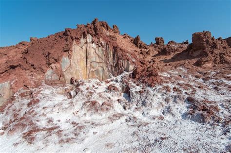 Lisola Più Bella Del Mondo Si Trova Nello Stretto Di Hormuz Ha Spiagge Rosse E Una Valle