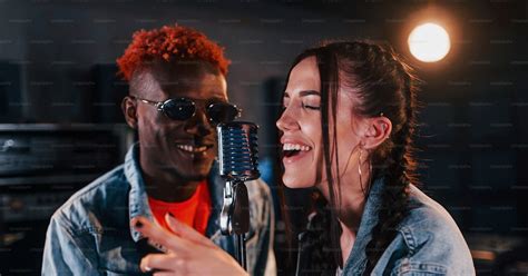 두 명의 다민족 친구가 스튜디오에서 함께 보컬 연습을합니다 사진 Unsplash의 우크라이나 이미지