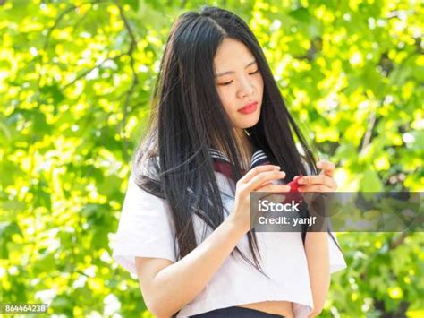 Potret Siswi Asian Girl Berseragam Sekolah Ala Jepang Foto Stok Unduh