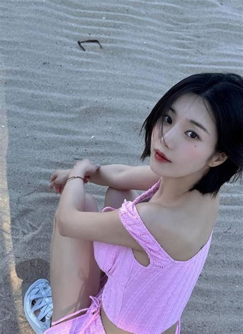 패션엔 권은비 비치웨어 입은 여름 아이콘 탄탄 S라인 뽐낸 워터밤 여신 스윔웨어 비치룩