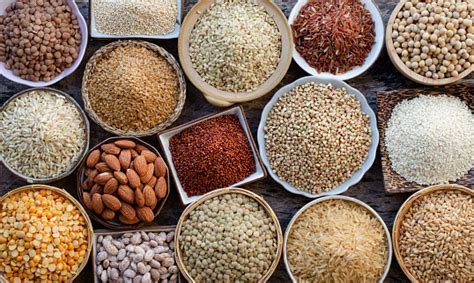 건강하거나 깨끗한 식품 성분 또는 농산물 컨셉을 위해 나무와 세라믹 그릇에 건조 유기농 시리얼과 곡물 씨앗의 다양한 종류 0명에 대한 스톡 사진 및 기타 이미지 Istock