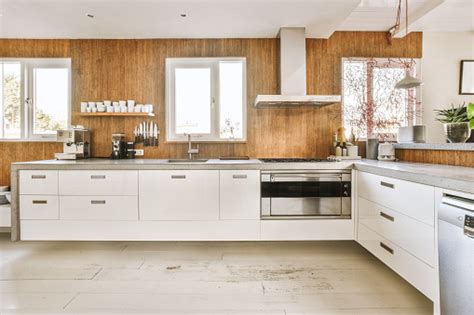 흰색 캐비닛과 스테인레스 스틸 가전제품이 있는 현대적인 주방 가구에 대한 스톡 사진 및 기타 이미지 가구 가정 주방 가정용 장비 Istock