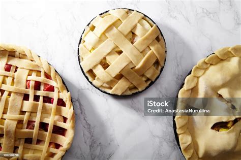 파이 크 러스트 디자인 아이디어격자와 나뭇잎 원형 장식의 다양 한 방법으로 애플 화이트에 생된 딸기와 라즈베리 파이 대리석 테이블 0명에 대한 스톡 사진 및 기타 이미지