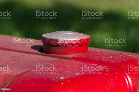 모터 엔진 및 도구와 함께 붉은 색과 녹색 색상에서 오래 된 트랙터 0명에 대한 스톡 사진 및 기타 이미지 0명 고풍스런