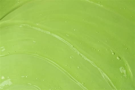 젤리는 녹색 배경에 거품이 있는 세럼을 흔들었다 알로에 베라 또는 항균 젤의 화장품 얼룩 복사 공간을 가진 모형만큼 좋습니다 광고 배너 기포에 대한 스톡 사진 및 기타