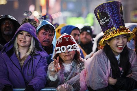 迎接2023年全球接力迎新年 璀璨煙火秀照亮跨年夜 上報 國際