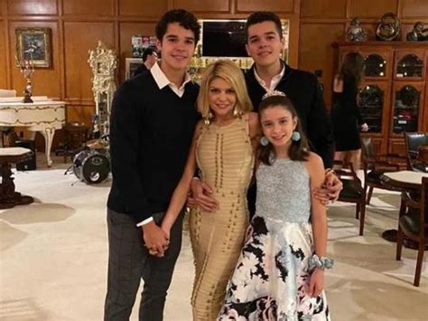 Va A Bailar Con Los Gemelos Itatí Cantoral Da Detalles De Los Xv Años