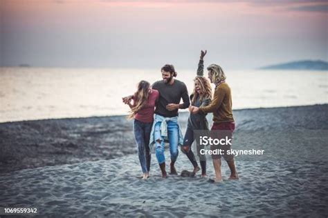 해변에 산책 하는 동안 재미 행복 한 커플의 전체 길이입니다 가을에 대한 스톡 사진 및 기타 이미지 가을 바다 커플 Istock