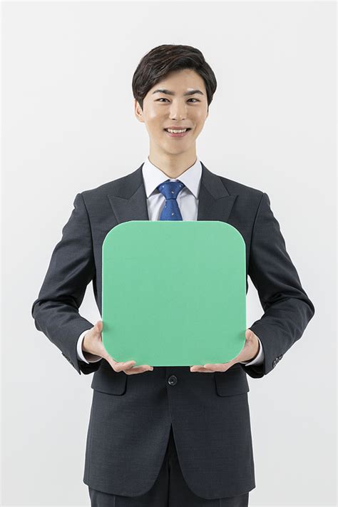 유토이미지 슬기로운 직장인 어플 배너를 들고 웃는 직장인