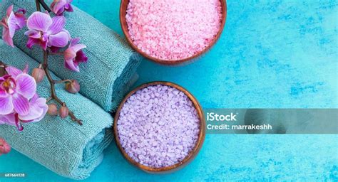 스파 목욕 소금 난초와 수건 평면도 그려진 나무 보드 설정 개념과 주제에 대한 스톡 사진 및 기타 이미지 개념과 주제 건강관리와 의술 건강한 생활방식 Istock