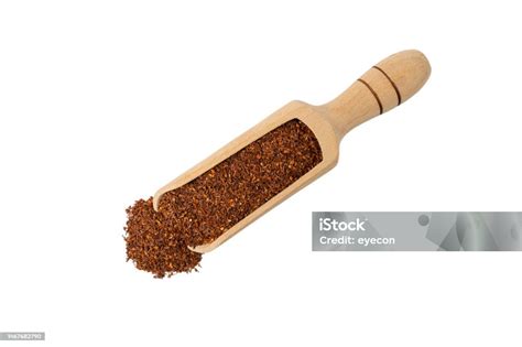 루이보스 차 매체는 흰색 배경에 격리된 나무 국자로 자른다 루이보스 라틴어 아스팔라투스 리니어리스 향초 허브 티 식품 성분 0명에 대한 스톡 사진 및 기타 이미지 Istock