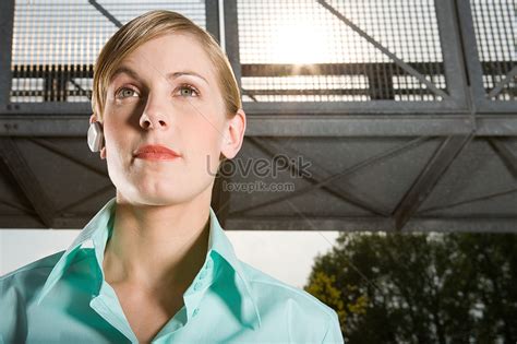 헤드폰을 가진 여자 사진 무료 다운로드 Lovepik