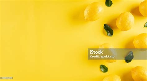 파스텔 노란색 배경에 레몬과 녹색 잎으로 만든 여름 구성 과일 최소한의 개념 플랫 레이 상단 보기 0명에 대한 스톡 사진 및 기타 이미지 Istock