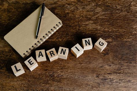 나무 테이블 위에 있는 노트북 위에 텍스트 학습 펜이 있는 나무 블록 큐브 목표를 위해 공부하는 사업 아이디어 교육과 지식 개념 0명에 대한 스톡 사진 및 기타 이미지